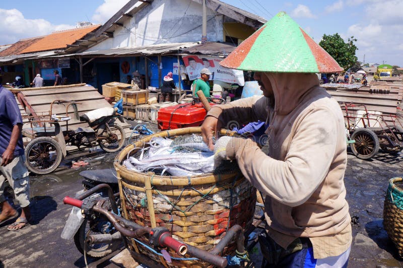 Bamboo baskets editorial photo. Image of east, transporting - 69103936