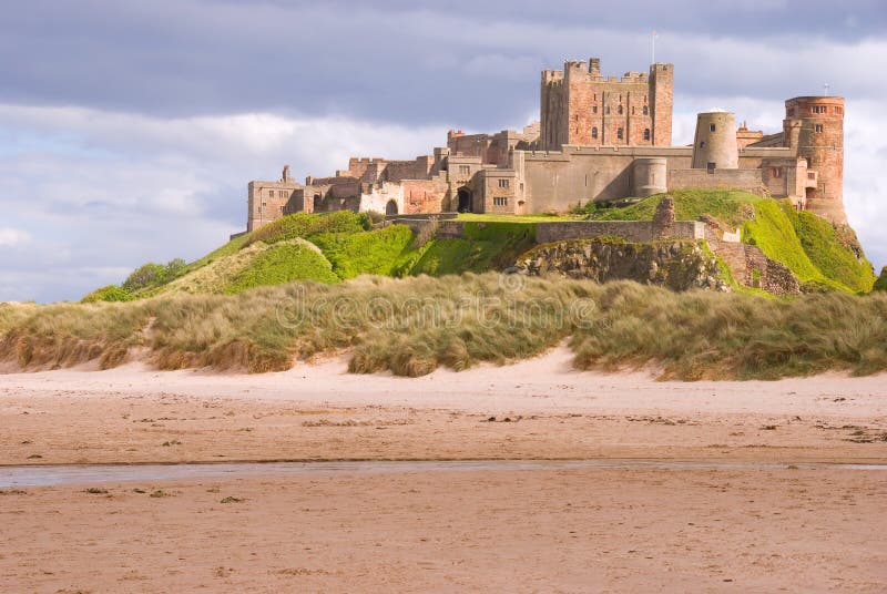 Burg Bamburgh Vom Strand Aus Stockfoto - Bild von sonne, wikinger: 4976888