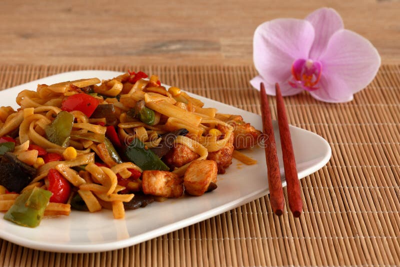 Bami-nam, Eiernudelsuppe Diente Mit Schweinebraten Stockfoto - Bild von ...