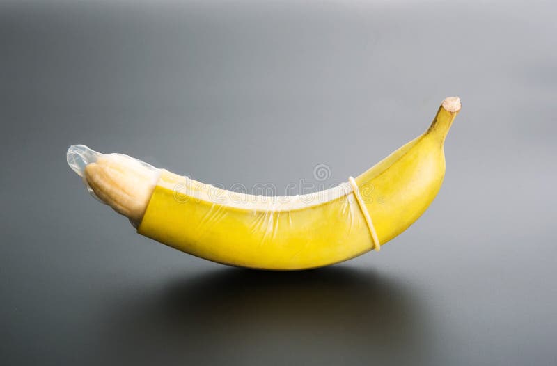 Banaan met condoom stock foto. Image of contraceptie - 47130120