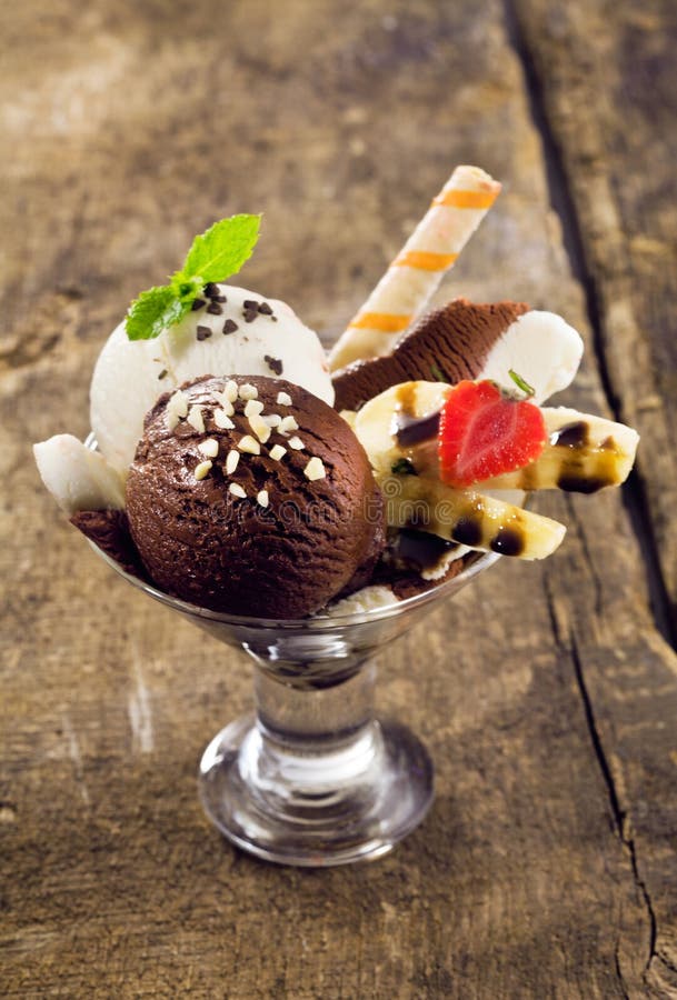 Bille De Glace De Chocolat Avec La Menthe Photo stock - Image du ...
