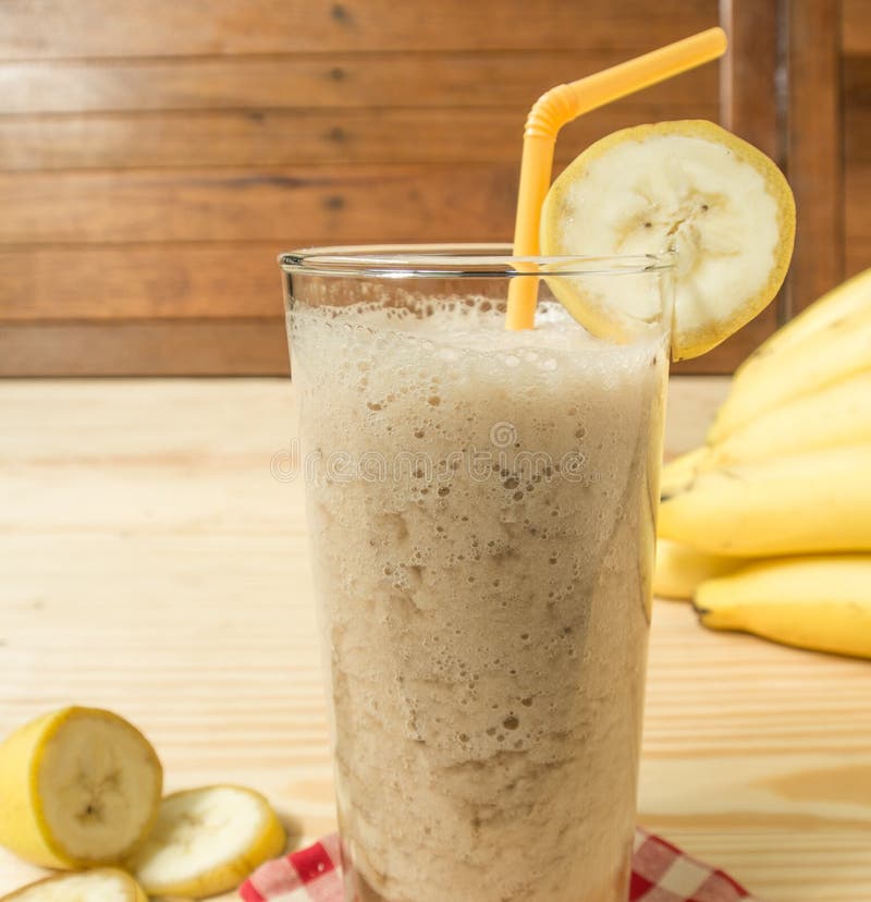 Banane Avec Du Jus Frais De Lait Photo stock - Image du boisson, vert ...