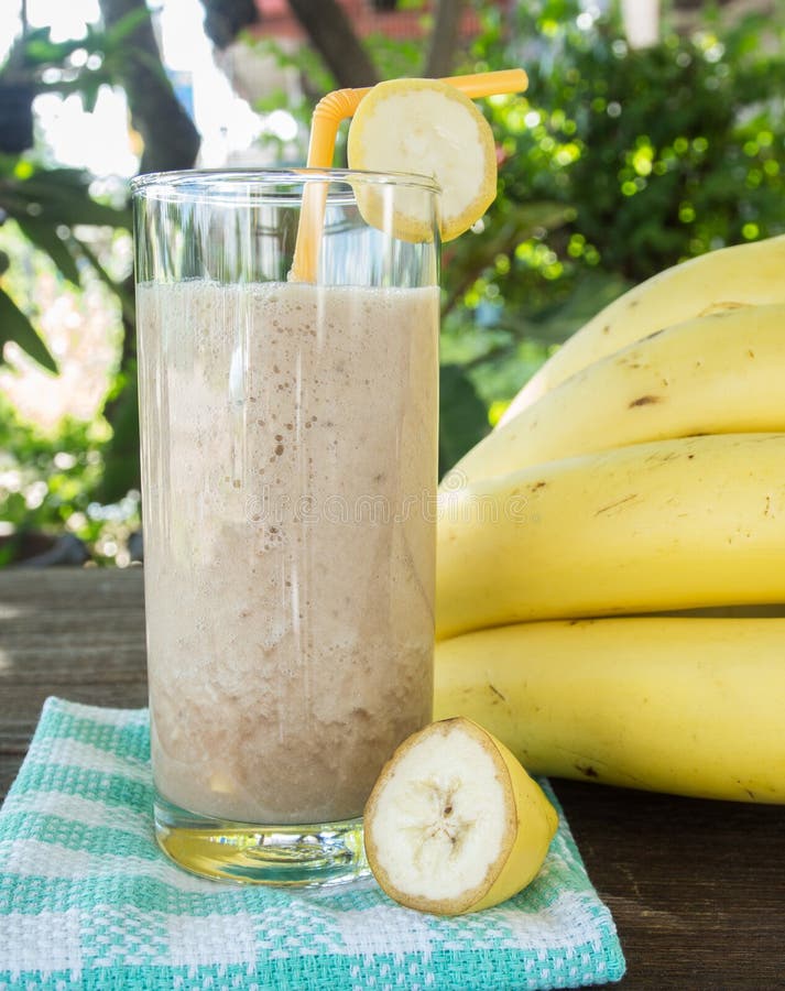 Banane Avec Du Jus Frais De Lait Photo stock - Image du smoothie ...