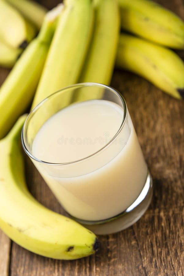 Banane Avec Du Jus Frais De Lait Photo stock - Image du orientation ...