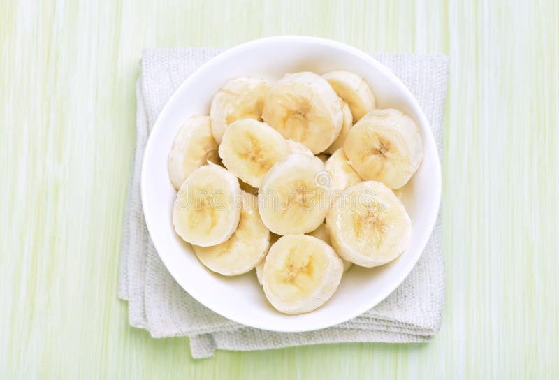 Banane coupée en tranches photo stock. Image du fond - 32391090
