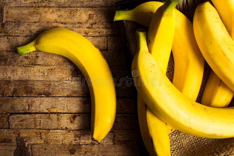Frische Bananen Geschnitten Auf Weißem Gewebe Stockfoto - Bild von ...