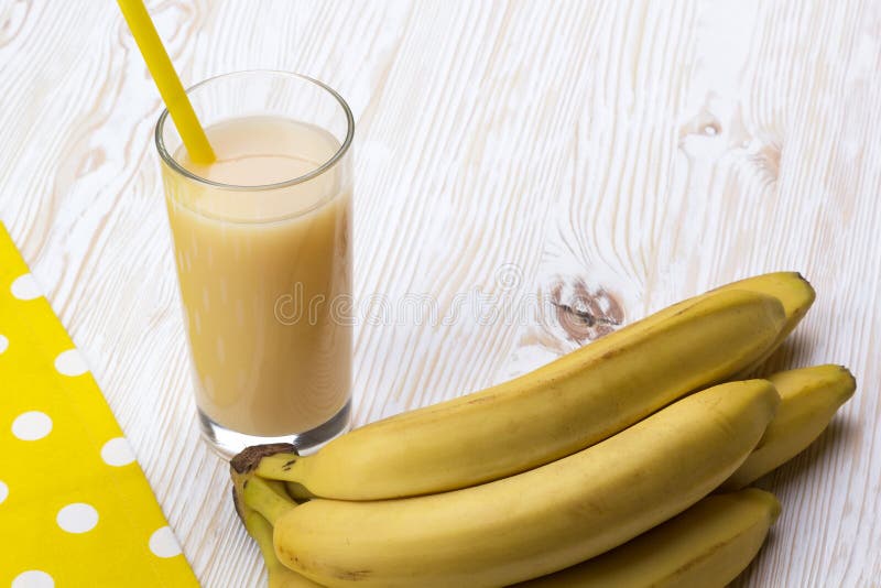 Bananensaft mit Bananen stockfoto. Bild von glas, cocktail - 71798178