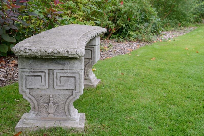 Banc En Pierre Dans Le Jardin Image stock - Image du ombre, paisible ...