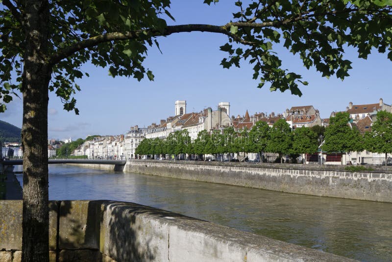 Banche Del Fiume Del Doubs a Besancon Fotografia Editoriale - Immagine ...