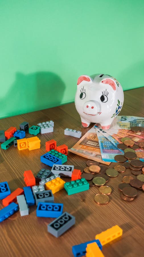 Banco De Cerco Sobre La Mesa Con Billetes Y Monedas Foto de archivo ...