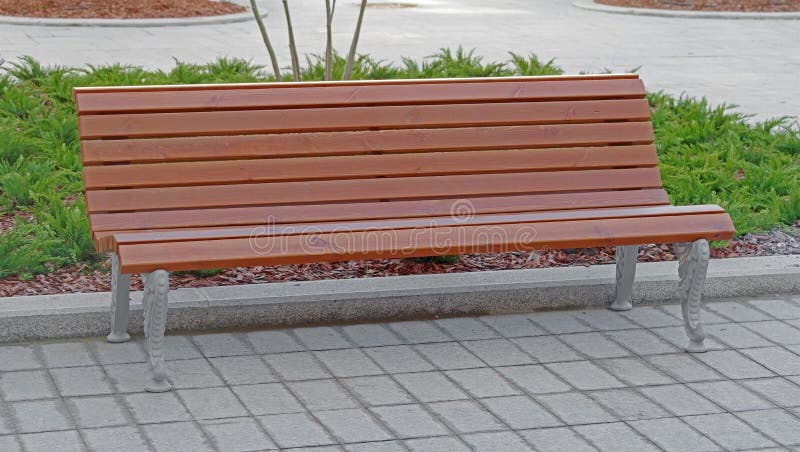 Banco De Madera En El Parque Foto de archivo - Imagen de forjado ...