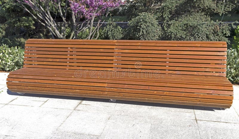 Banco De Madera En El Parque Imagen de archivo - Imagen de lugar, metal ...