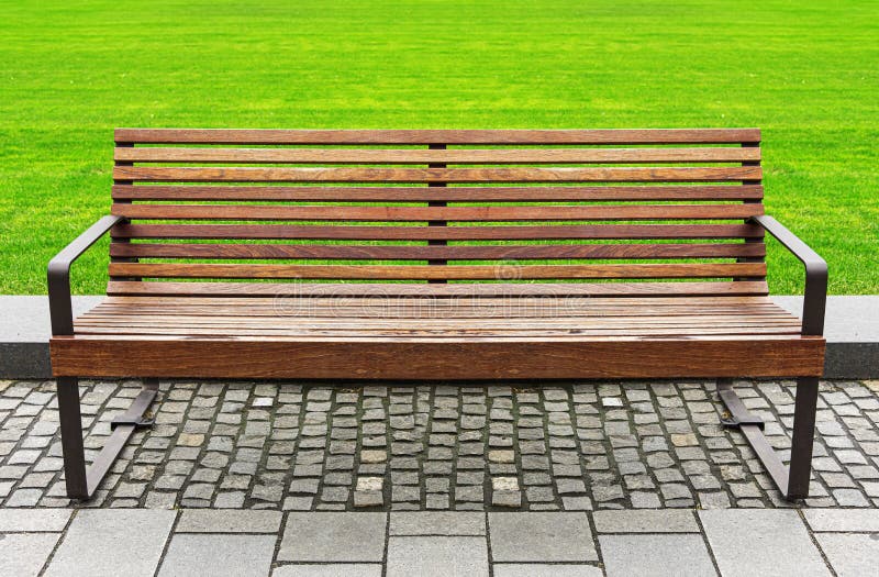 Banco De Madera En El Parque De La Ciudad. Imagen de archivo - Imagen ...