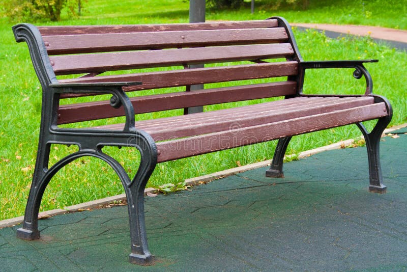 Banco De Madera En Un Parque De La Ciudad Imagen de archivo - Imagen de ...