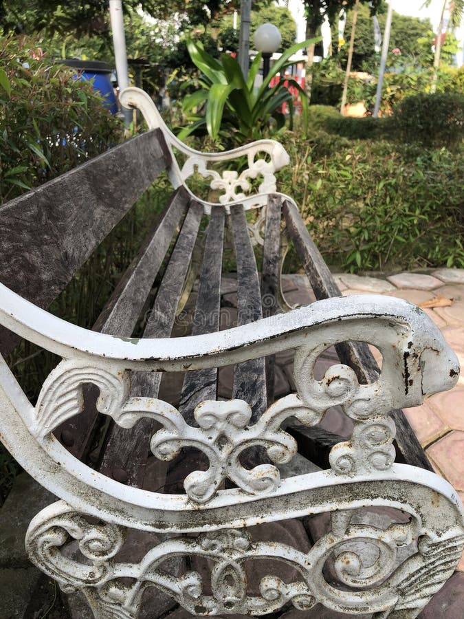 Banco de parque antiguo foto de archivo. Imagen de rojo - 193921170