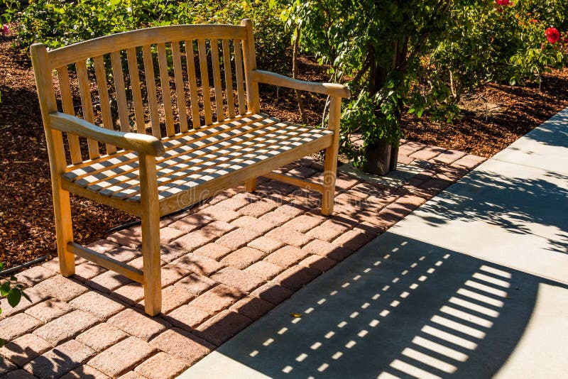 Banco De Parque De Madera En Rose Garden Imagen de archivo - Imagen de ...