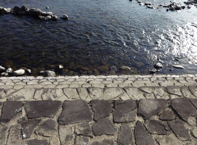 Banco De Rio Concreto Ao Longo Do Rio De Kuma Foto de Stock - Imagem de ...