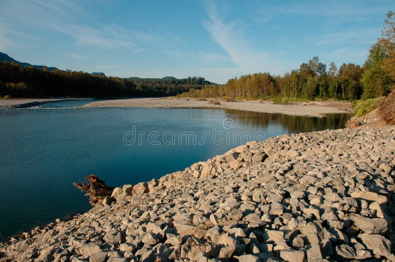 Banco de rio de Skykomish foto de stock. Imagem de escala - 29422280