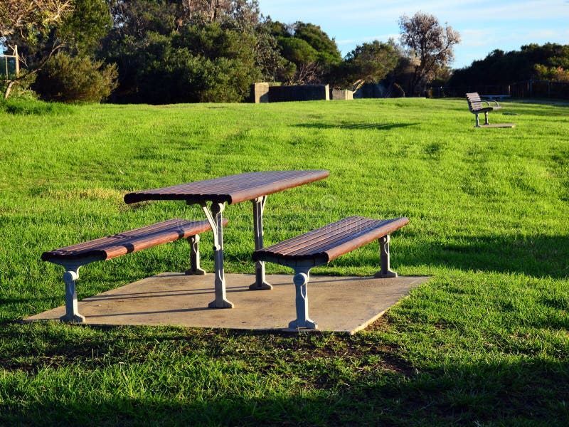 Banco E Tabela De Madeira Modernos De Parque Foto de Stock - Imagem de ...
