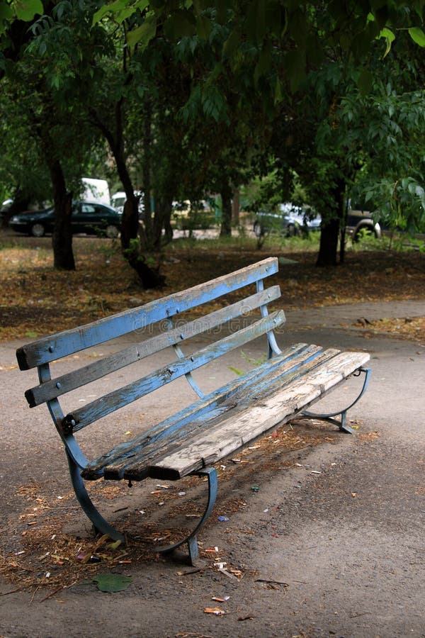Banco em um parque pequeno imagem de stock. Imagem de vazio - 3165067