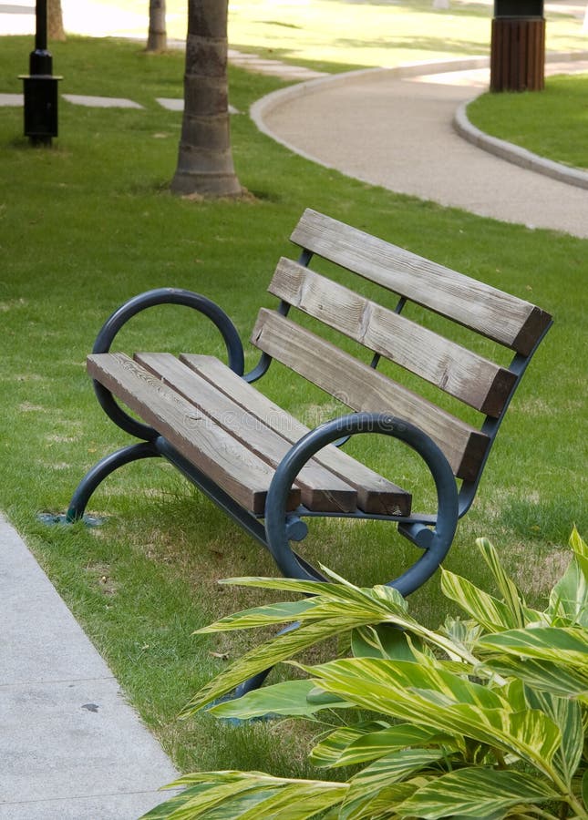 Bancos de parque modernos foto de archivo. Imagen de reposo - 10074578