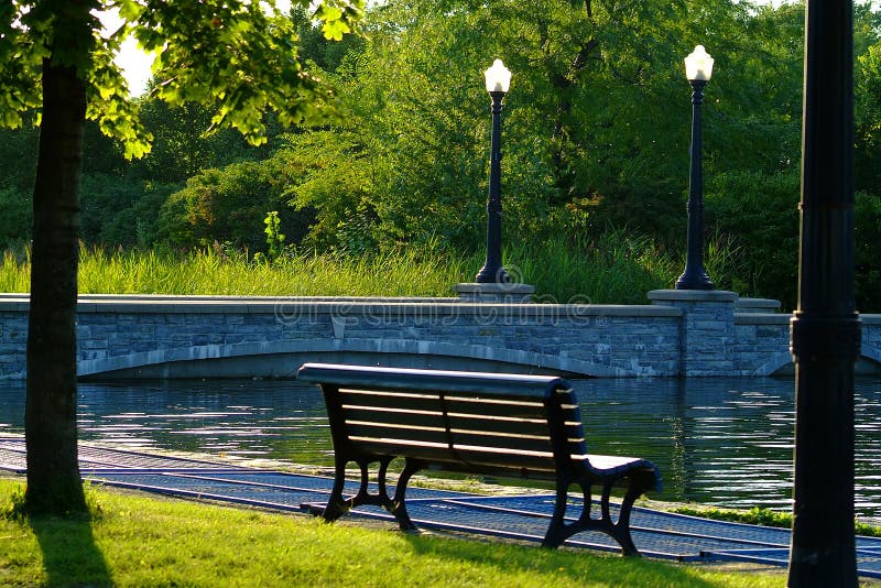 Banco no parque foto de stock. Imagem de luzes, lago, lâmpadas - 300882