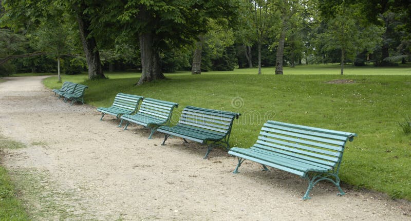 Bancos En Un Parque Público Imagen de archivo - Imagen de parque ...