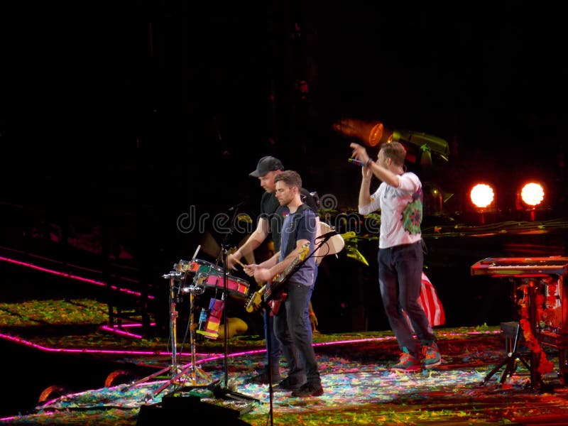 Banda Famosa Coldplay En Concierto Foto editorial - Imagen de etapa ...