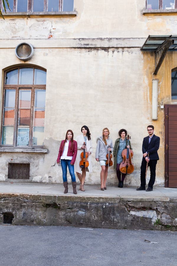 Bande Musicale Pour Quatre Personnes Image stock - Image du caucasien ...