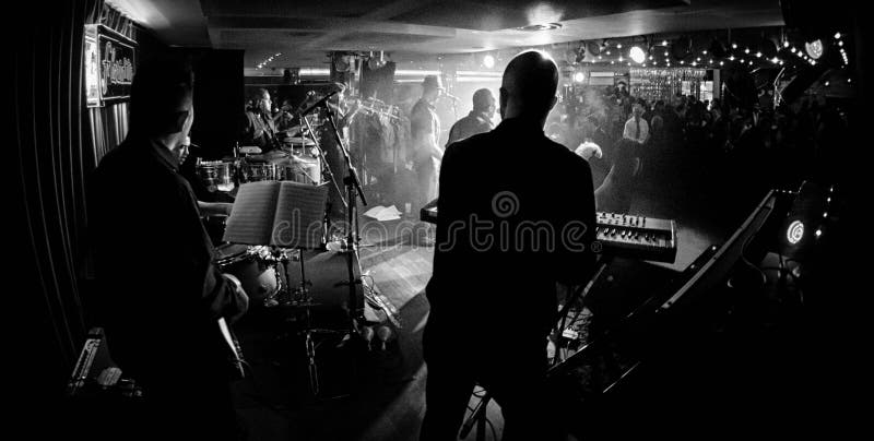 Bande Noire Et Blanche Sur L'étape Photo stock éditorial - Image du ...