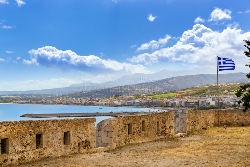 Bandeira Grega No Castelo Fortezza Rethymno, Creta Foto de Stock ...