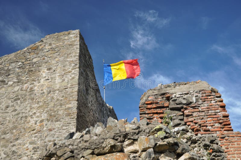 Bandeira romena foto de stock. Imagem de bandeiras, vermelho - 103958332