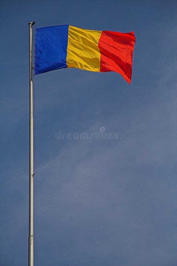 Bandeira romena imagem de stock. Imagem de nuvens, fundo - 65425811