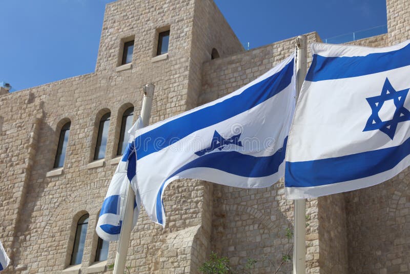 Bandeiras israelitas imagem de stock. Imagem de cidade - 80168345