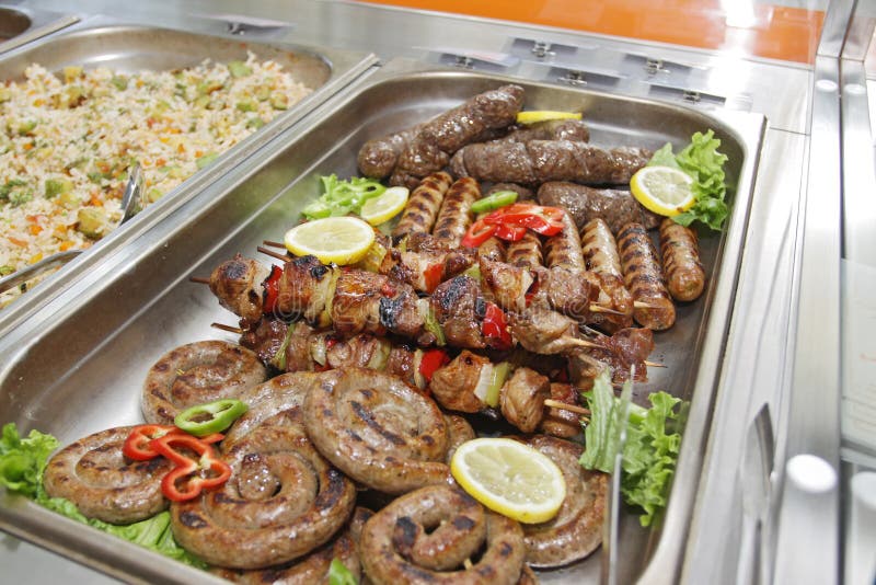 Bandeja Con La Comida En Escaparate En La Cafetería Imagen de archivo ...