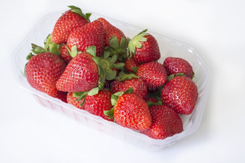 Bandeja Embalada Com As Morangos Espanholas Frescas Foto de Stock ...