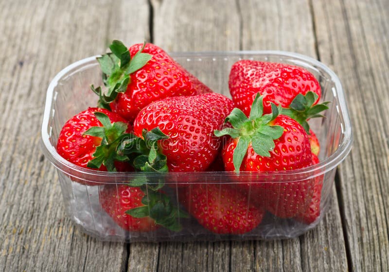 Bandeja De Morangos Em Um Fundo Branco Imagem de Stock - Imagem de ...