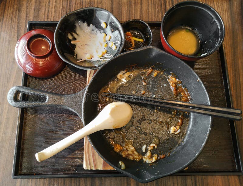 Bandejas De Comida Preparadas Para Comer En La Mesa De La Tienda Imagen ...