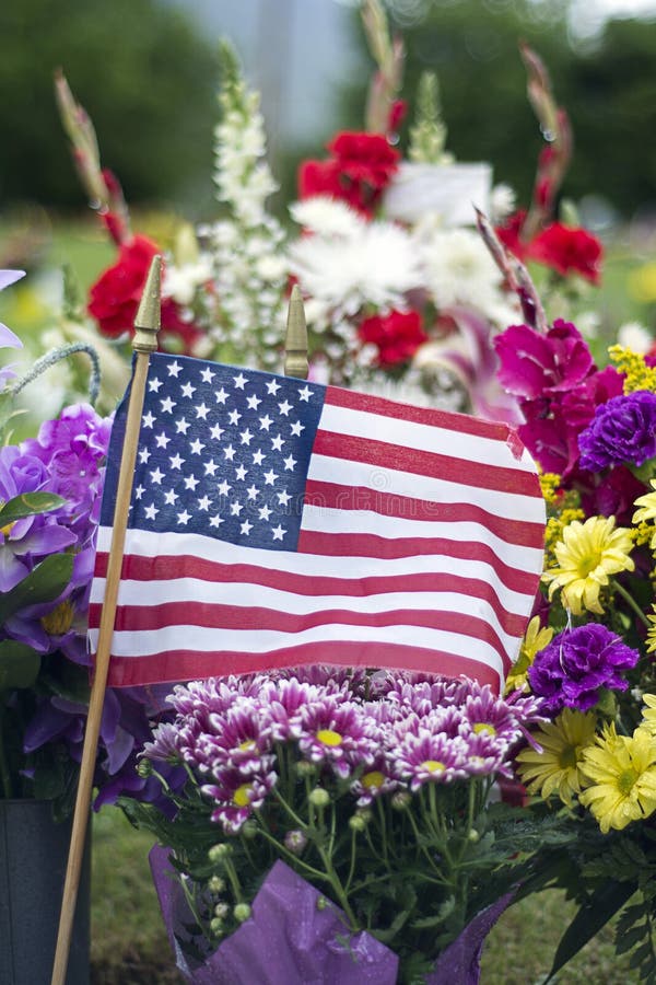 Bandera Americana Y Flores En Graveside Foto de archivo - Imagen de ...