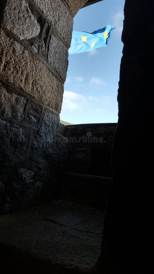 Bandera Azul Con El Castillo Amarillo Imagen de archivo - Imagen de ...