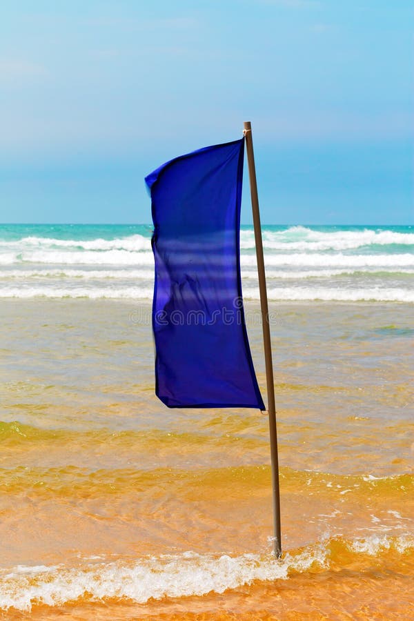 Bandera azul en la playa foto de archivo. Imagen de arena - 106618984