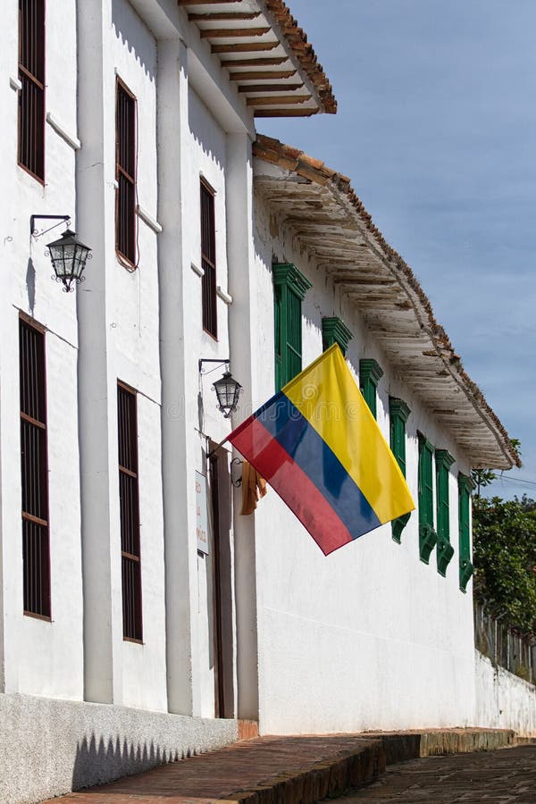 Bandera Colombiana En El Edificio Colonial Blanco Imagen de archivo ...