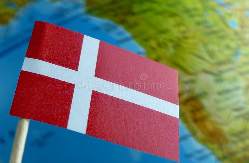 Bandera Danesa Con Un Mapa Del Globo Como Fondo Imagen de archivo ...