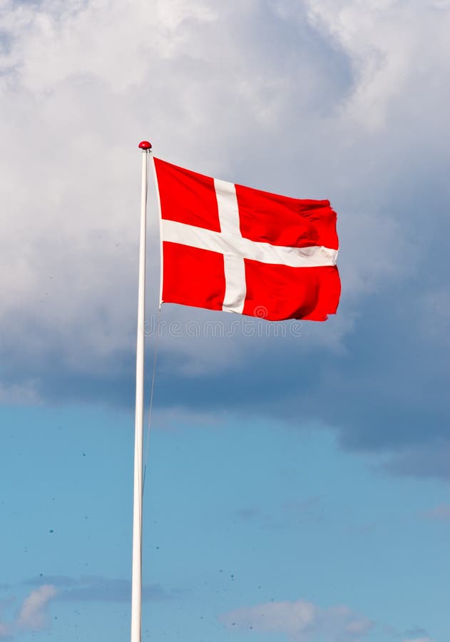 Bandera danesa que vuela foto de archivo. Imagen de indicador - 89220008