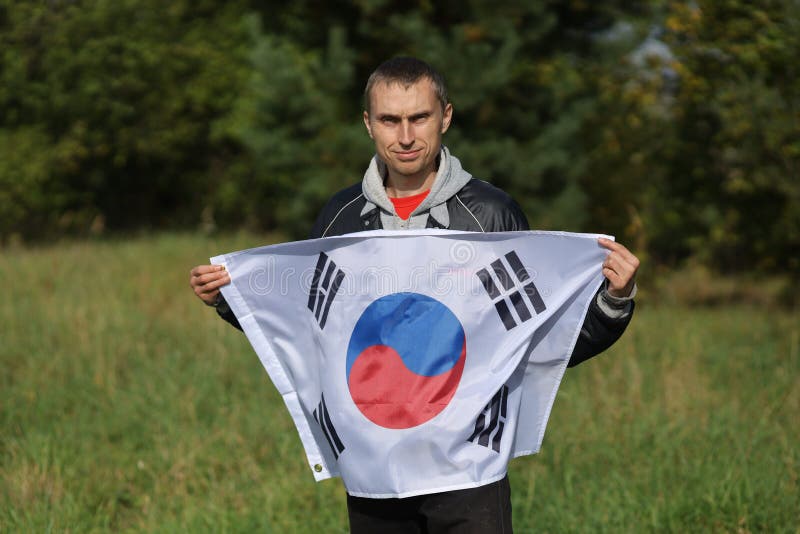 Bandera De Corea Del Sur En Manos Foto de archivo - Imagen de viento ...