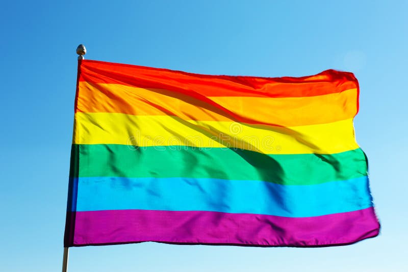 Bandera Del Arco Iris Lgbt Que Agita En Fondo Del Cielo Azul Imagen De