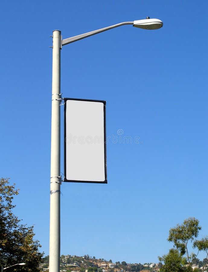 Bandera En Blanco En El Poste Ligero Foto de archivo - Imagen de ...