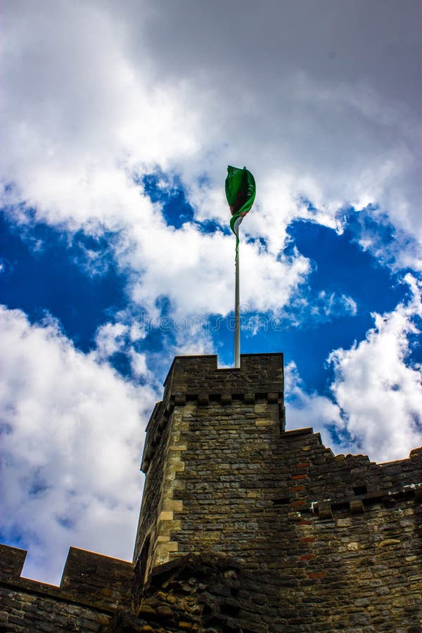 Bandera en un castillo foto de archivo. Imagen de cardenal - 92207294