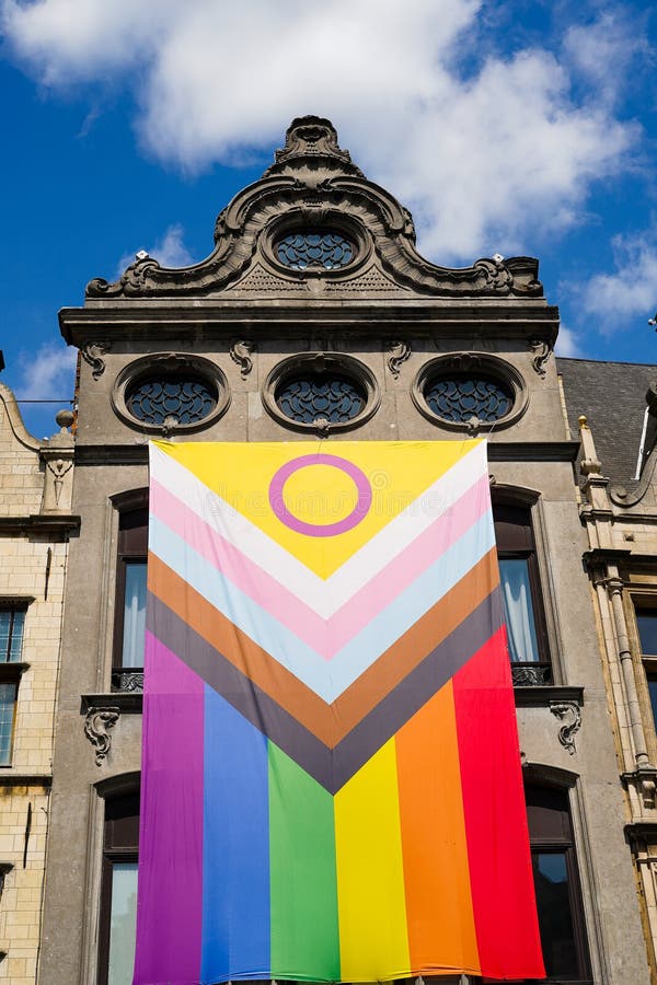 Bandera Gigante De Lgtb En Un Edificio Foto de archivo - Imagen de ...