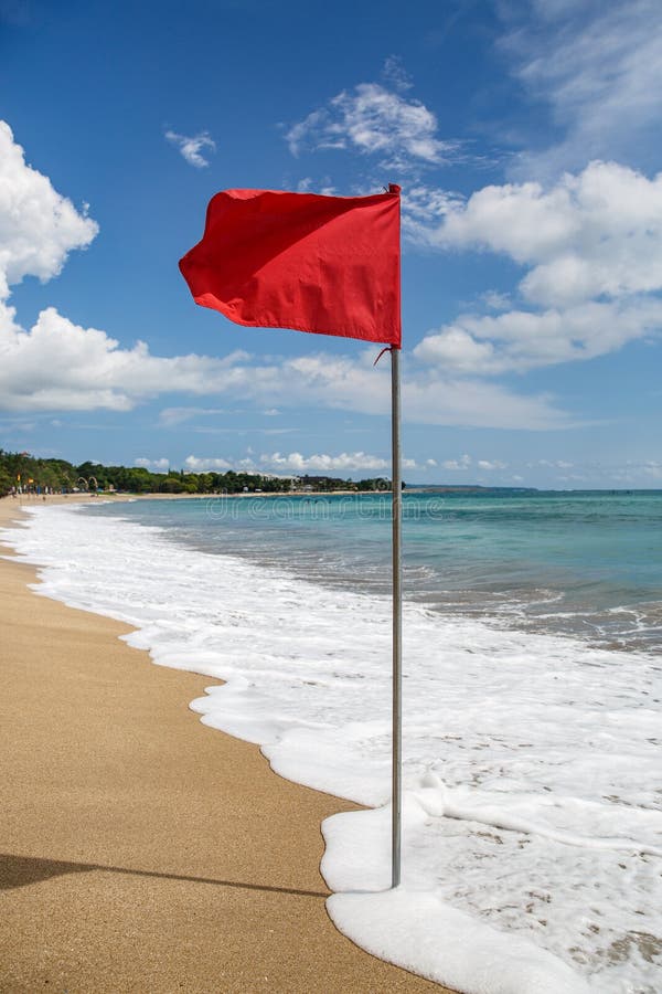 Bandera roja en la playa foto de archivo. Imagen de playa - 163682738